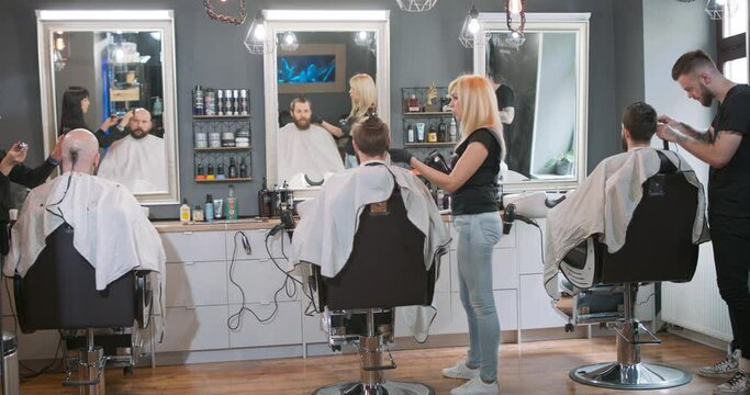 Afbeeldingen over "Barber Chair" – Blader in stockfoto's, vectoren en ...