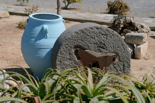 Afbeeldingen over Maalsteen – Blader in stockfoto's, vectoren en video ...