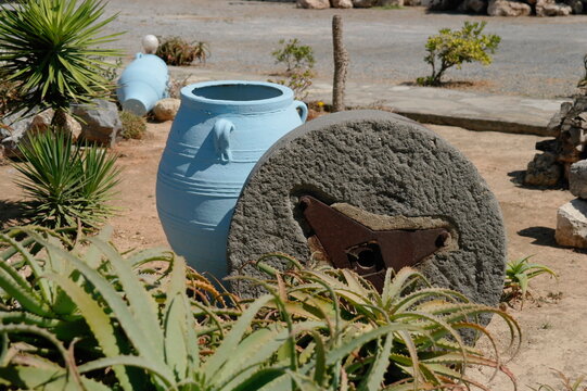 Afbeeldingen over Maalsteen – Blader in stockfoto's, vectoren en video ...