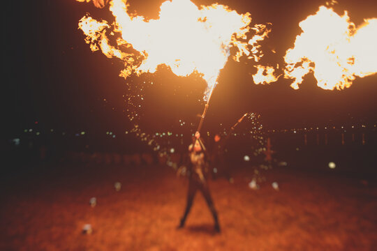Flamethrower bilder – Bläddra bland 2,216 stockfoton, vektorer och ...
