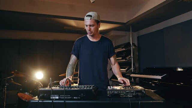 รูปภาพBeatmaking – เลือกดูภาพถ่ายสต็อก เวกเตอร์ และวิดีโอ133 | Adobe Stock