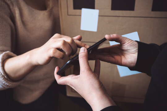 รูปภาพAutographing – เลือกดูภาพถ่ายสต็อก เวกเตอร์ และวิดีโอ13,520 ...