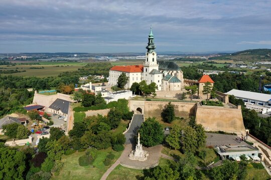 Nitra 이미지 – 찾아보기 2,400 스톡 사진, 벡터 및 비디오 | Adobe Stock