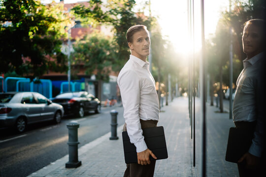 "Looking Over Shoulder" Images – Browse 10,706 Stock Photos, Vectors ...