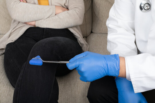 Kniesehnenreflex Bilder – Durchsuchen 718 Archivfotos, Vektorgrafiken ...