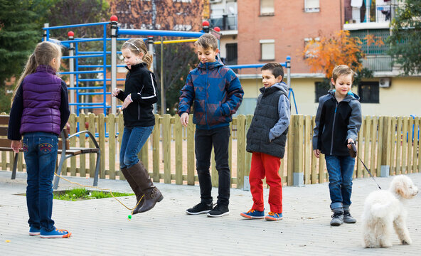 Jumpsies bilder – Bläddra bland 69 stockfoton, vektorer och videor ...