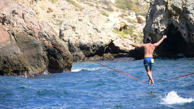 Slack-Line - Images et vidéos libres de droits | Adobe Stock