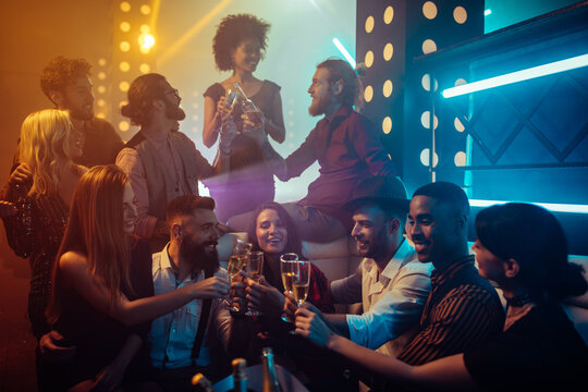 Get-Together Bilder – Durchsuchen 8,271 Archivfotos, Vektorgrafiken und ...