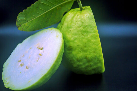Afbeeldingen over "Guava Fruit" – Blader in stockfoto's, vectoren en ...