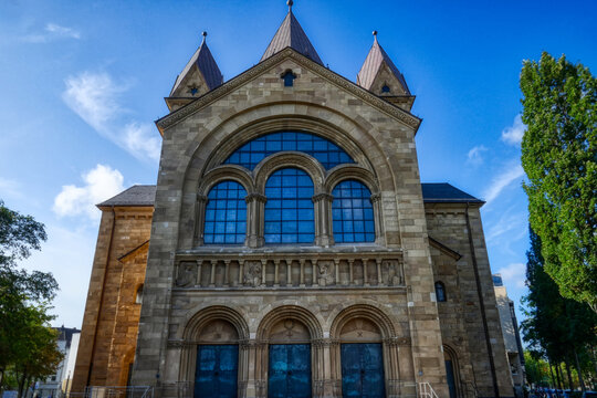 Kirchenfassade bilder – Bläddra bland 1,422 stockfoton, vektorer och ...