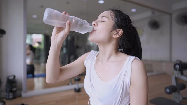 "Thirsty Woman"-Bilder: Stock-Fotos & -Videos. | Adobe Stock