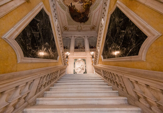 「Grimaldi」の画像 - 1,407 件の Stock 写真、ベクターおよびビデオ | Adobe Stock