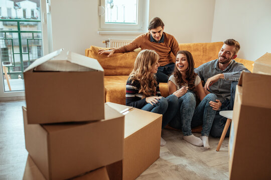 Friends Moving In Together Images – Browse 19,725 Stock Photos, Vectors ...