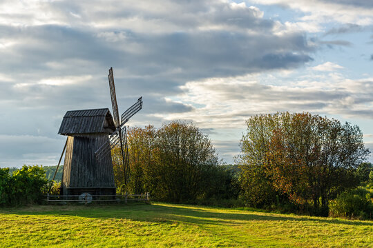 Afbeeldingen over Maalsteen – Blader in stockfoto's, vectoren en video ...
