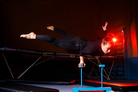 "Hand Balancing" Bilder – Durchsuchen 529 Archivfotos, Vektorgrafiken ...