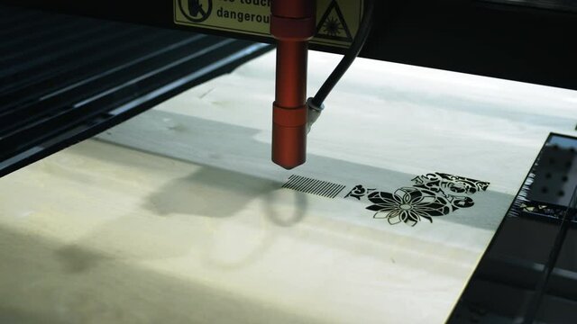 Laser-Cutting bilder – Bläddra bland 387 stockfoton, vektorer och ...