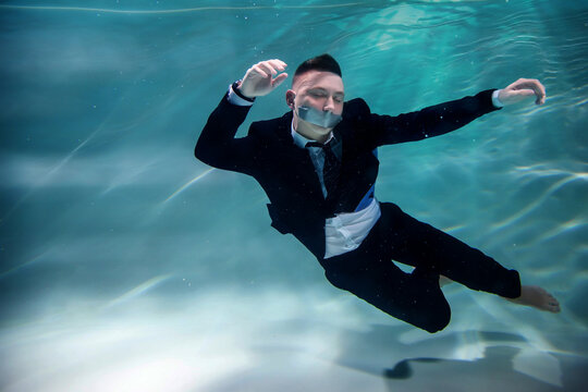 Man Underwater Drowning Bilder – Durchsuchen 1,697 Archivfotos ...