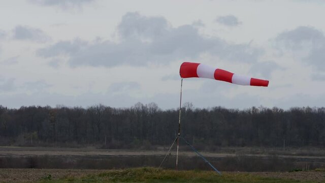 Afbeeldingen over Windbag – Blader in stockfoto's, vectoren en video's ...