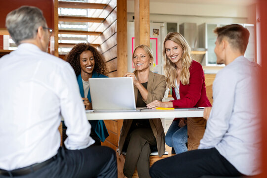 Teams Bilder – Durchsuchen 6,110,462 Archivfotos, Vektorgrafiken und ...