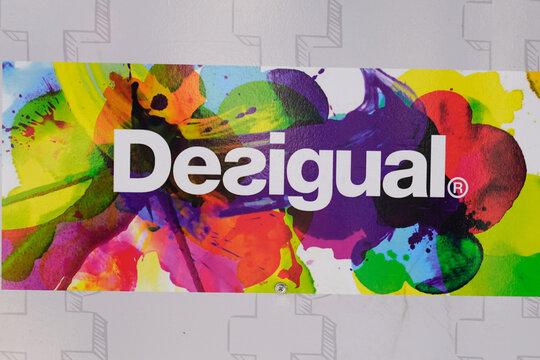 Desigual Bilder – Durchsuchen 630 Archivfotos, Vektorgrafiken und ...