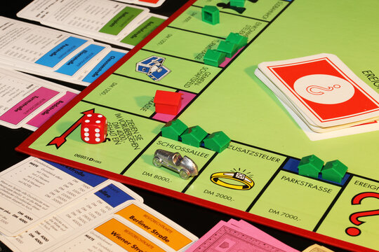 Monopoly-Bilder: Stock-Fotos & -Videos. | Adobe Stock