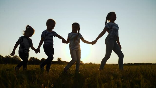 "Kid Walk"-Bilder: Stock-Fotos & -Videos. | Adobe Stock