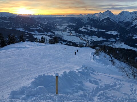 Wedeln bilder – Bläddra bland 1,335 stockfoton, vektorer och videor ...