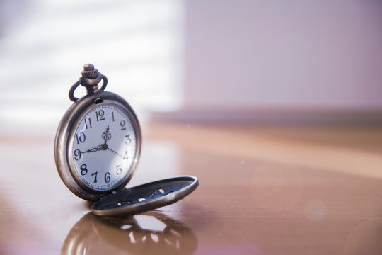 「12:45」の画像 - 498 件の Stock 写真、ベクターおよびビデオ | Adobe Stock