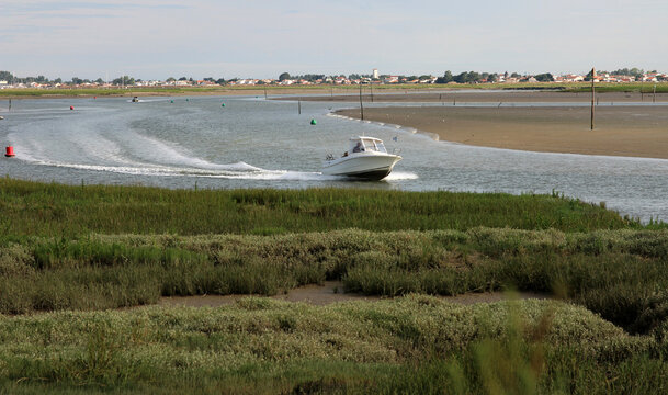 La Faute-Sur-Mer"」の写真素材 | 183件の無料イラスト画像 | Adobe Stock