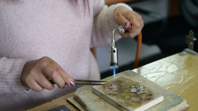 Silver Jewelry Bilder – Durchsuchen 331,347 Archivfotos, Vektorgrafiken ...