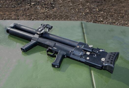 Afbeeldingen over "Grenade Launcher" – Blader in stockfoto's, vectoren ...