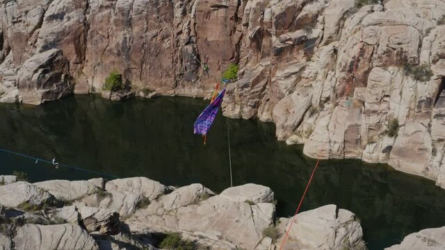 Slack-Line Bilder – Durchsuchen 91 Archivfotos, Vektorgrafiken und ...