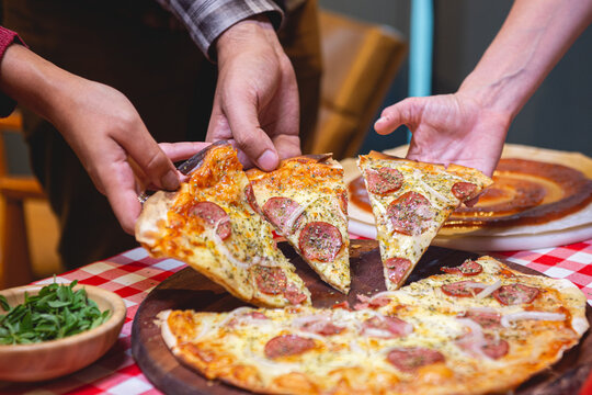 Imagens de Pizzaria – Explore Fotografias do Stock, Vetores e Vídeos de ...