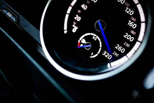 「300Km/H」の写真素材 | 2件の無料イラスト画像 | Adobe Stock