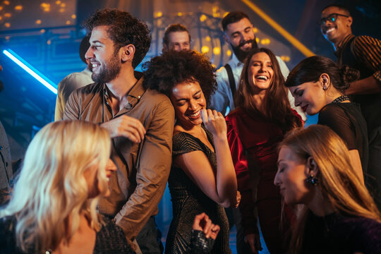 Male Go Go Dancer Bilder – Durchsuchen 832 Archivfotos, Vektorgrafiken ...