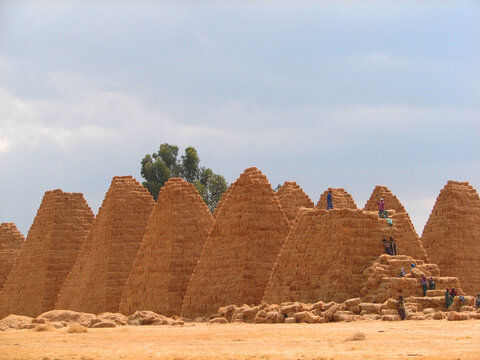 Strohpyramide Bilder – Durchsuchen 1,238 Archivfotos, Vektorgrafiken ...