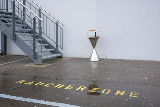 Raucherzone Bilder – Durchsuchen 19,332 Archivfotos, Vektorgrafiken und ...