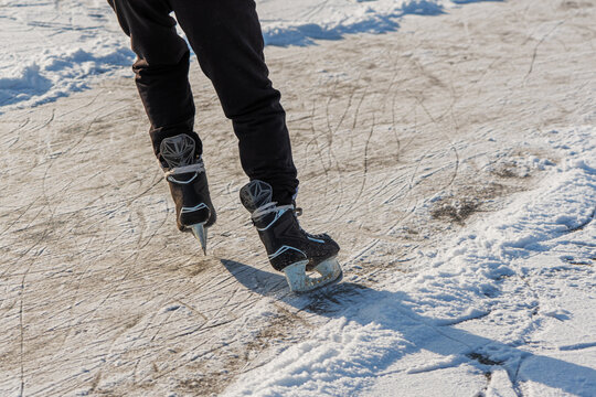 Afbeeldingen over "Skating Boots" – Blader in stockfoto's, vectoren en ...
