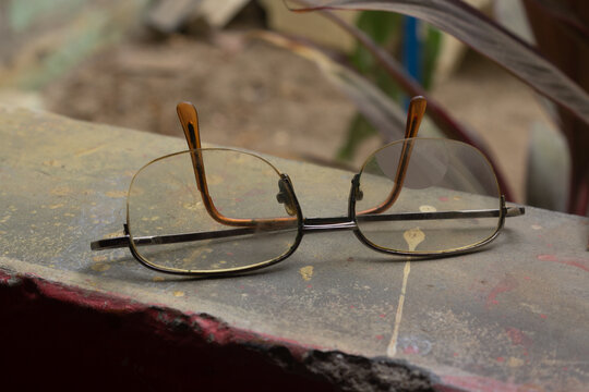 Afbeeldingen over "Optical Glass" – Blader in stockfoto's, vectoren en ...