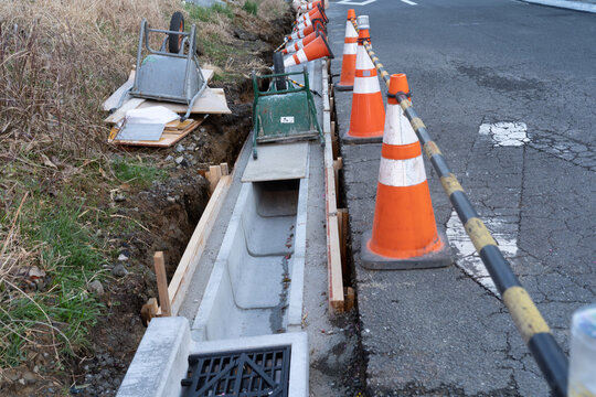 Rinnstein Bilder – Durchsuchen 1,883 Archivfotos, Vektorgrafiken und ...