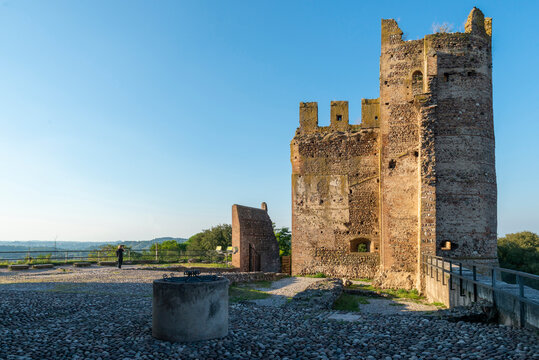 Crenelated Bilder – Durchsuchen 3,671 Archivfotos, Vektorgrafiken und ...