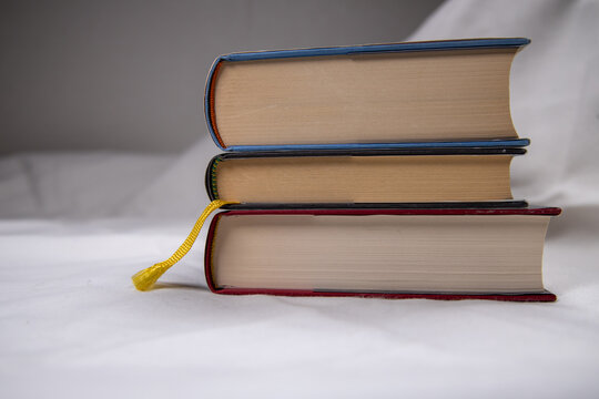 Stack Of 3 Books Bilder – Durchsuchen 7,841 Archivfotos, Vektorgrafiken ...