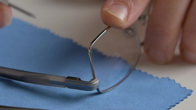 「Repair Of Eyeglasses」の写真素材 | 156,782件の無料イラスト画像 | Adobe Stock