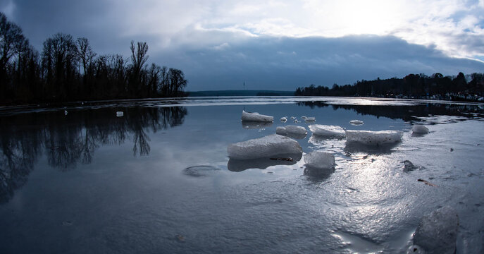 Schneeverwehungen bilder – Bläddra bland 399 stockfoton, vektorer och ...