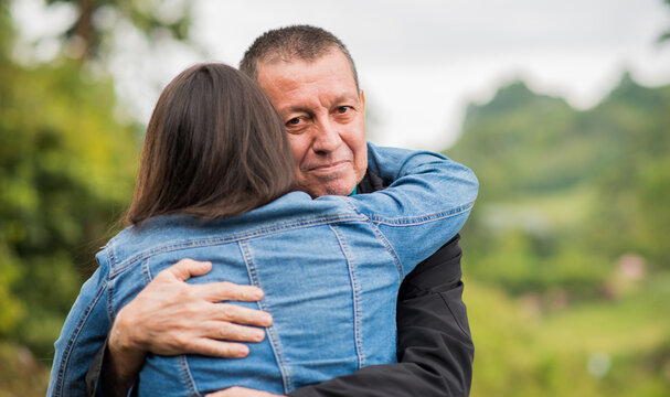 Abrazando bilder – Bläddra bland 407 stockfoton, vektorer och videor ...