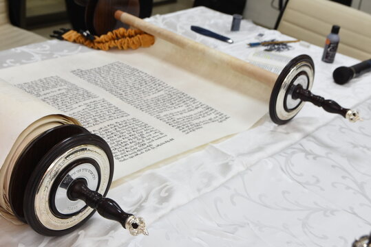 "Sefer Torah" Bilder – Durchsuchen 201 Archivfotos, Vektorgrafiken und ...