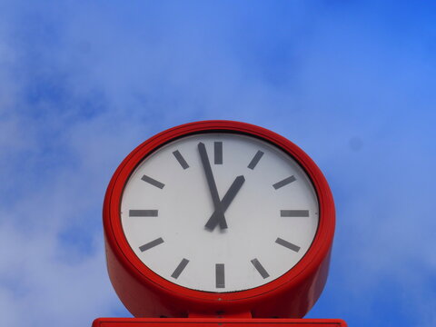 รูปภาพUhrzeiger – เลือกดูภาพถ่ายสต็อก เวกเตอร์ และวิดีโอ2,821 | Adobe Stock