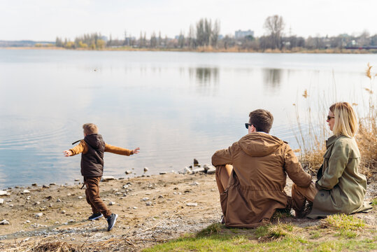 "Throwing Rocks"-Bilder: Stock-Fotos & -Videos. | Adobe Stock