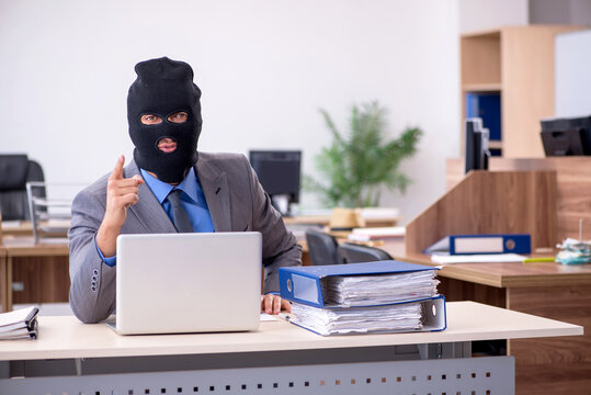 Scammer Bilder – Durchsuchen 9,076 Archivfotos, Vektorgrafiken und ...