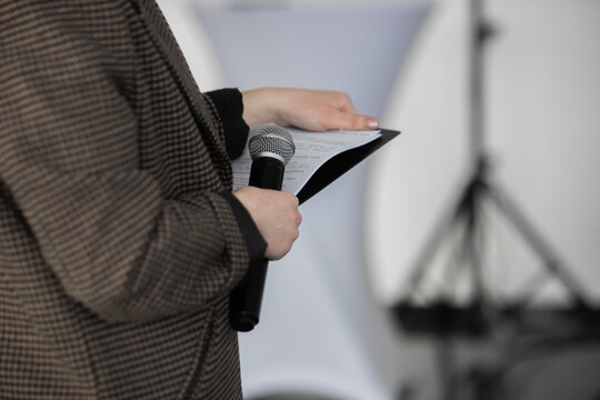 "Woman Presenter" Images – Browse 28 Stock Photos, Vectors, and Video ...